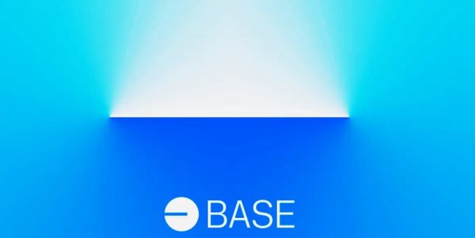 Base tích hợp Uniswap và Chainlink